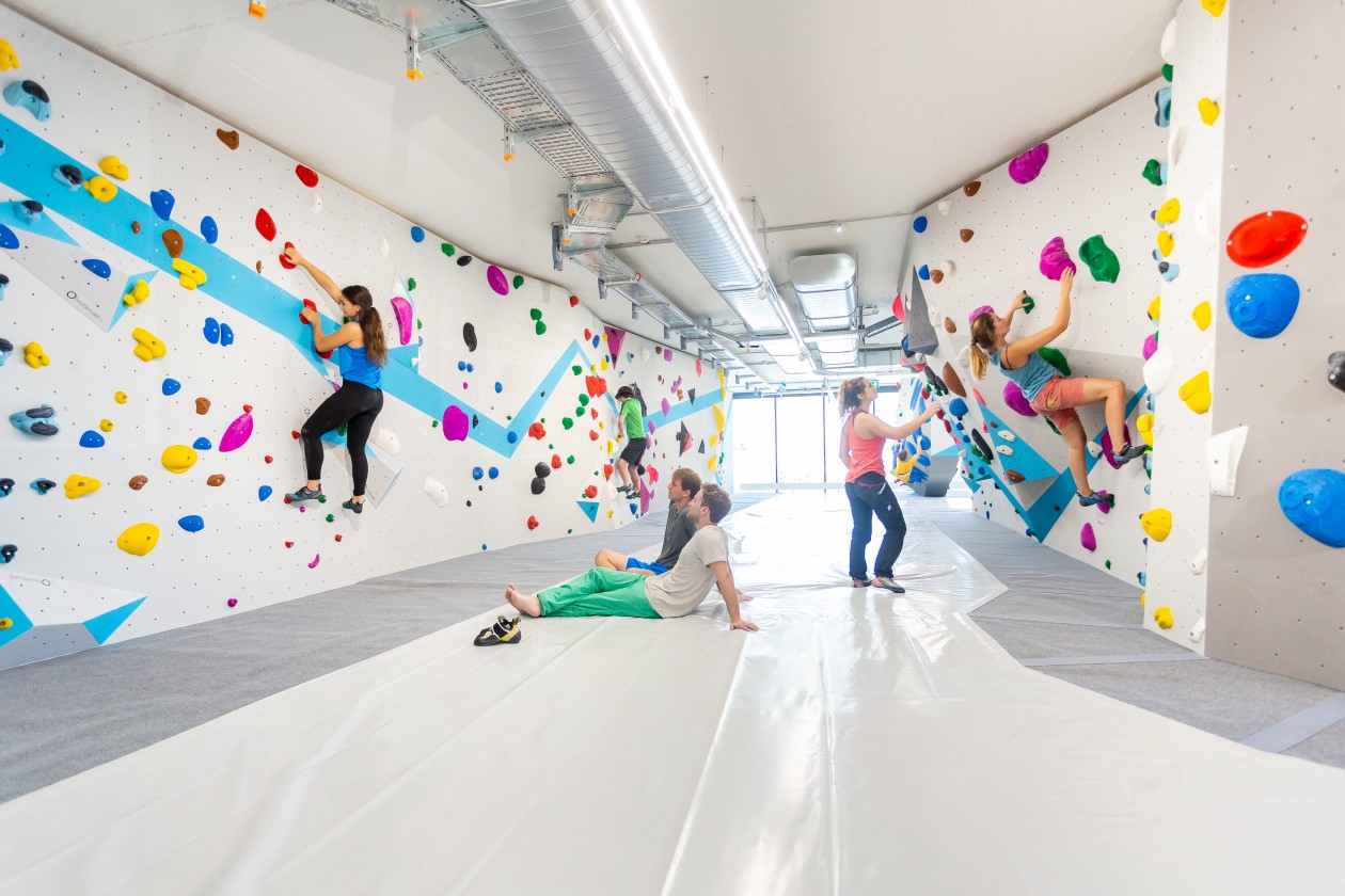 Bouldern in der größten Boulderhalle Münchens — Klettern ohne Furcht ...